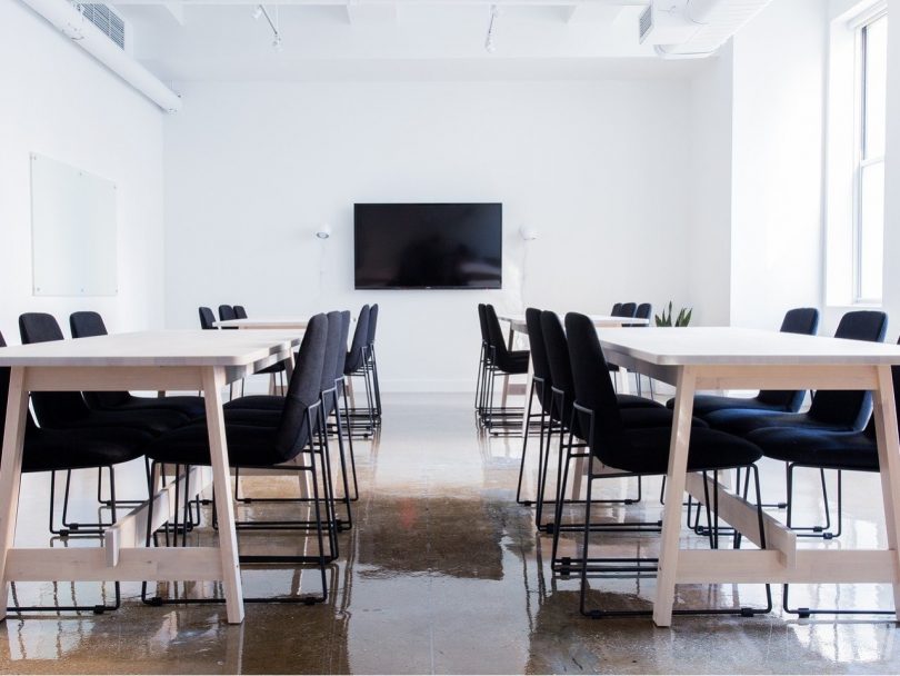 Berbeda Dari Monitor Umum, Apa Itu Interactive Display?