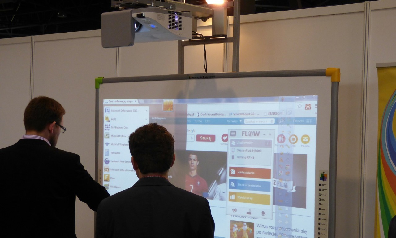 Berbeda Dari Monitor Umum, Apa Itu Interactive Display?