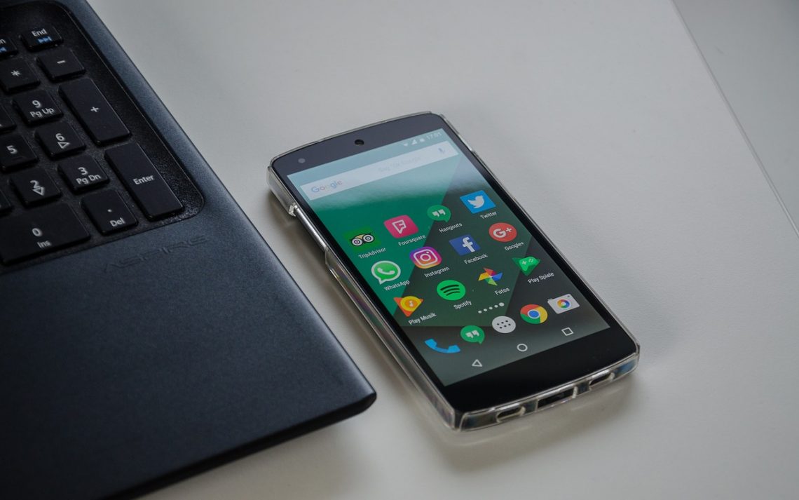 Cara Koneksi HP ke Laptop Tanpa Kabel Supaya Tidak Ribet Menghubungkannya